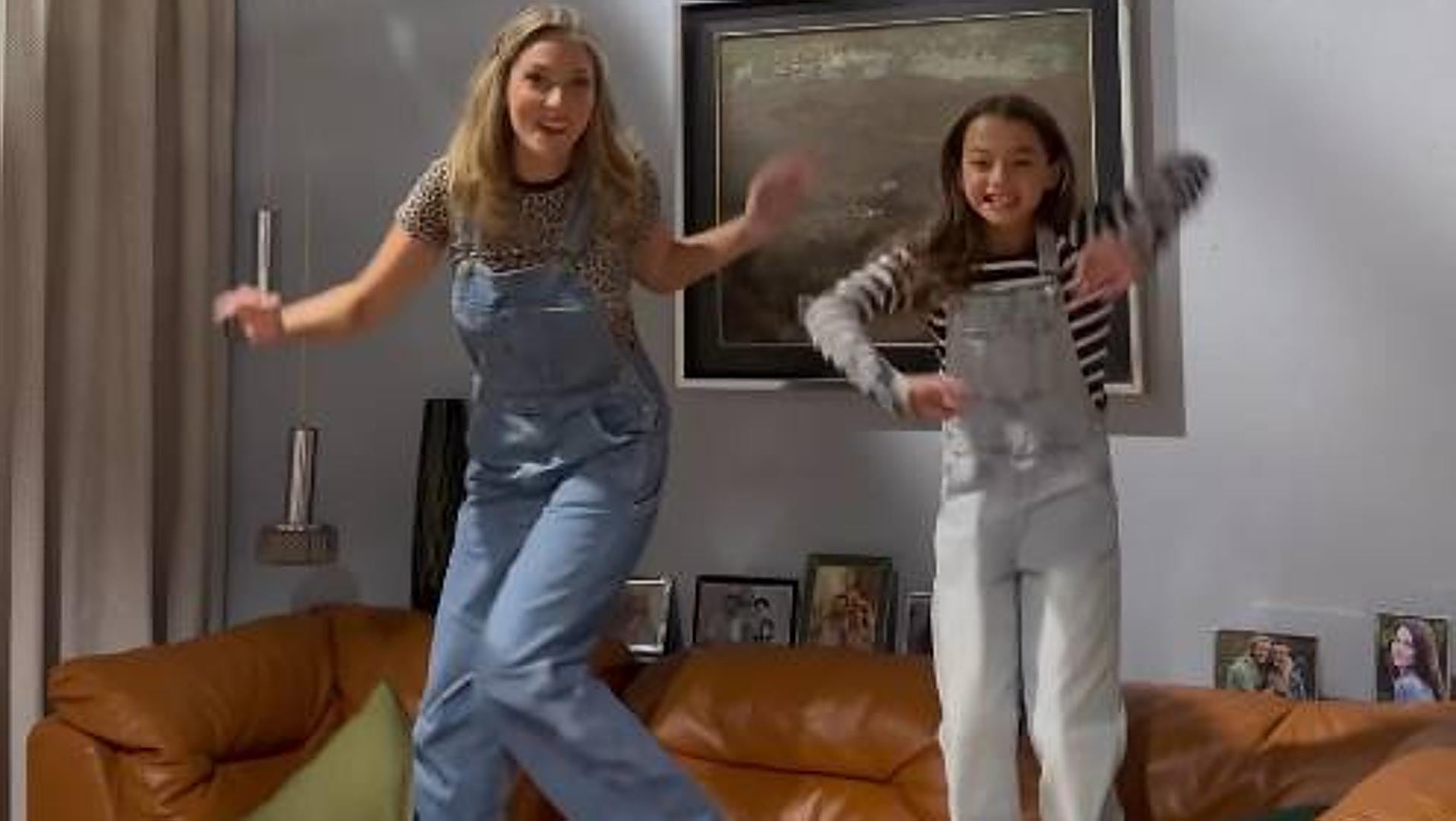 Las imágenes de la niña vizcaína Sofía Otero en el rodaje de 'Cuéntame' | El Correo